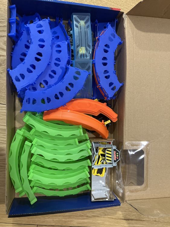 Speed Trax Glow Rennbahn - Neu, inkl. Auto und Zubehör (Gebraucht) in Toffen für CHF 20 – mit ...