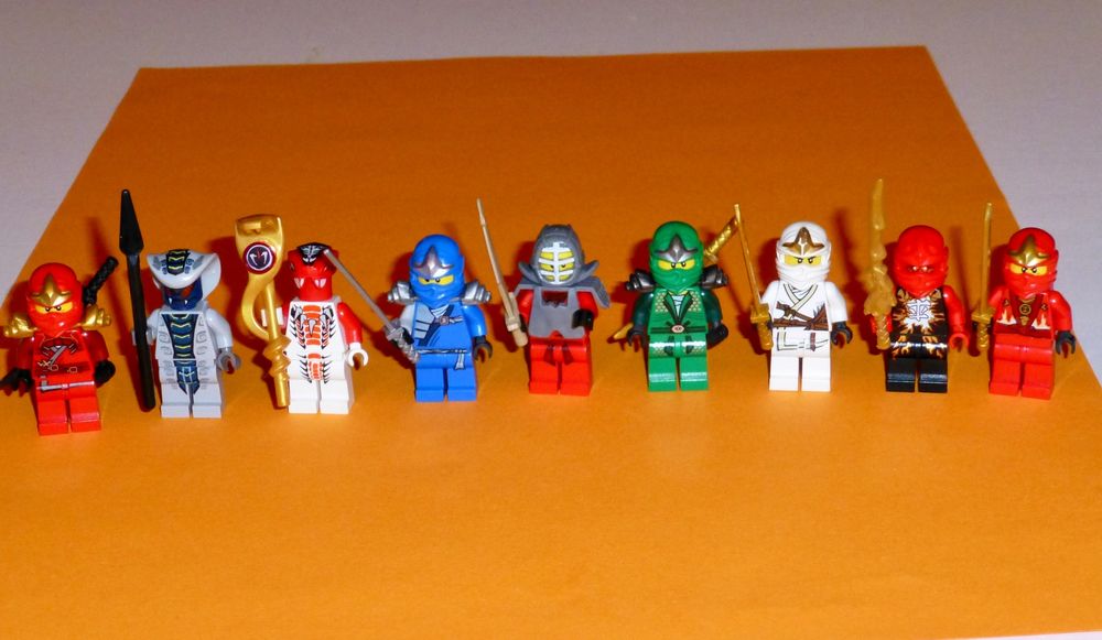 Lego Ninjago / 9 Minifiguren + Waffen (Gebraucht) in Langnau am Albis ...