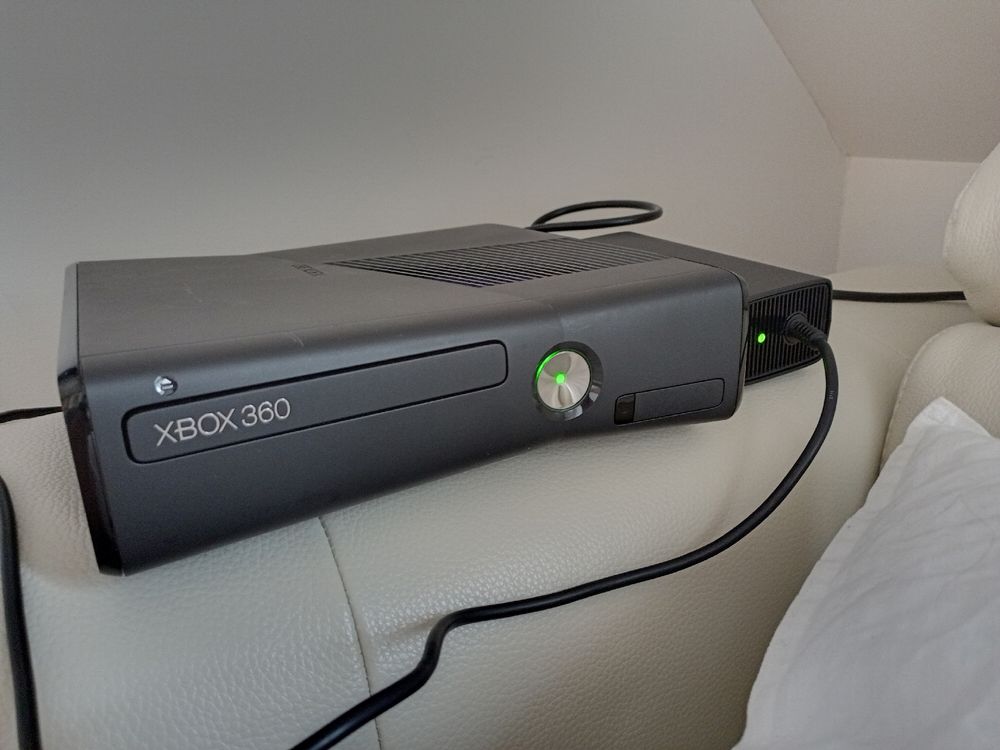 Xbox360 mit Netzadapter - ohne Controller (Gebraucht) in Eglisau für ...