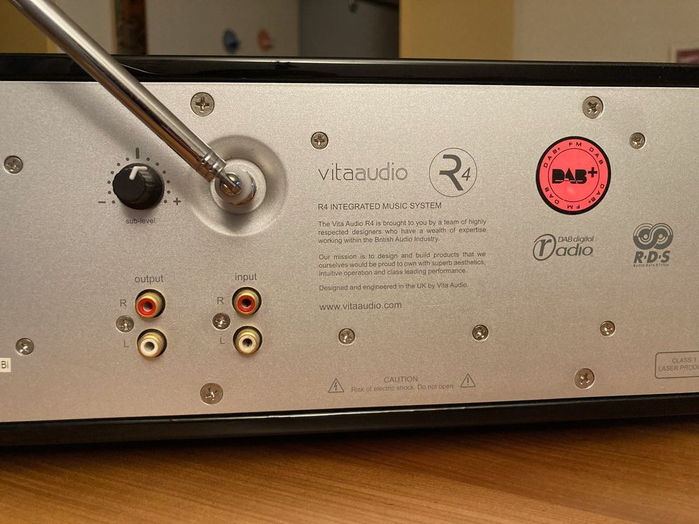 Ruark Vita Audio R4i DAB+ * Klavierlack Schwarz *** (Defekt) in Luzern ...