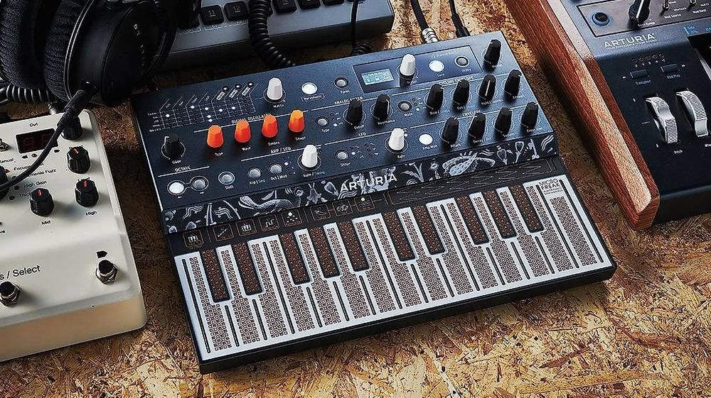 Arturia MicroFreak Synthesizer + Mic - Barely Used (Gebraucht) in ...