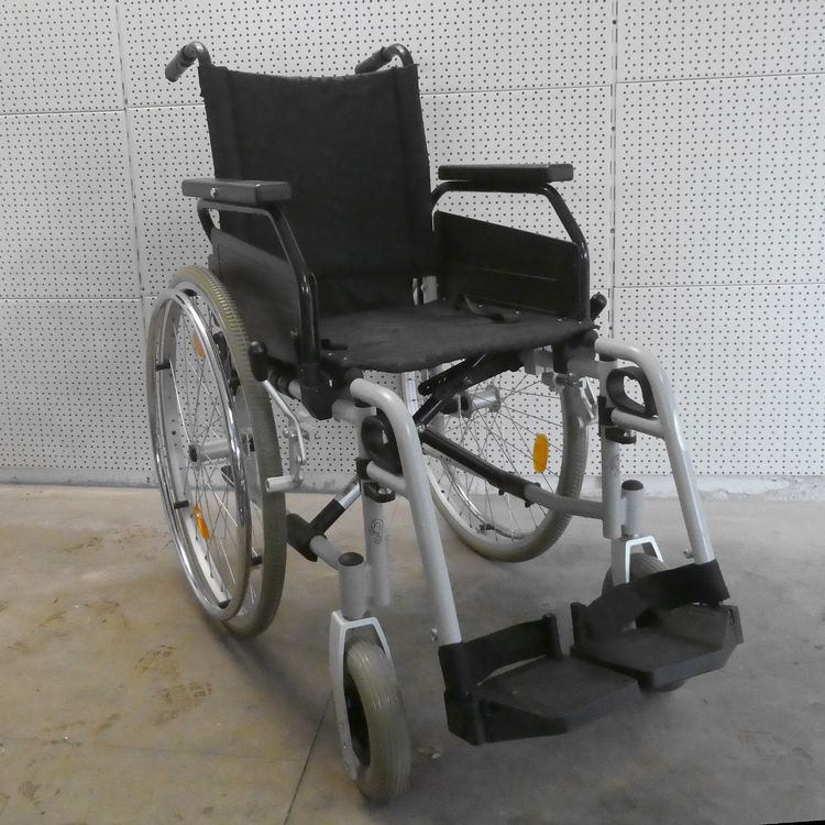 Rollstuhl Drive, SB 40 cm, nur CHF 149 (Gebraucht) in Lengnau für CHF 149 – mit Lieferung auf ...