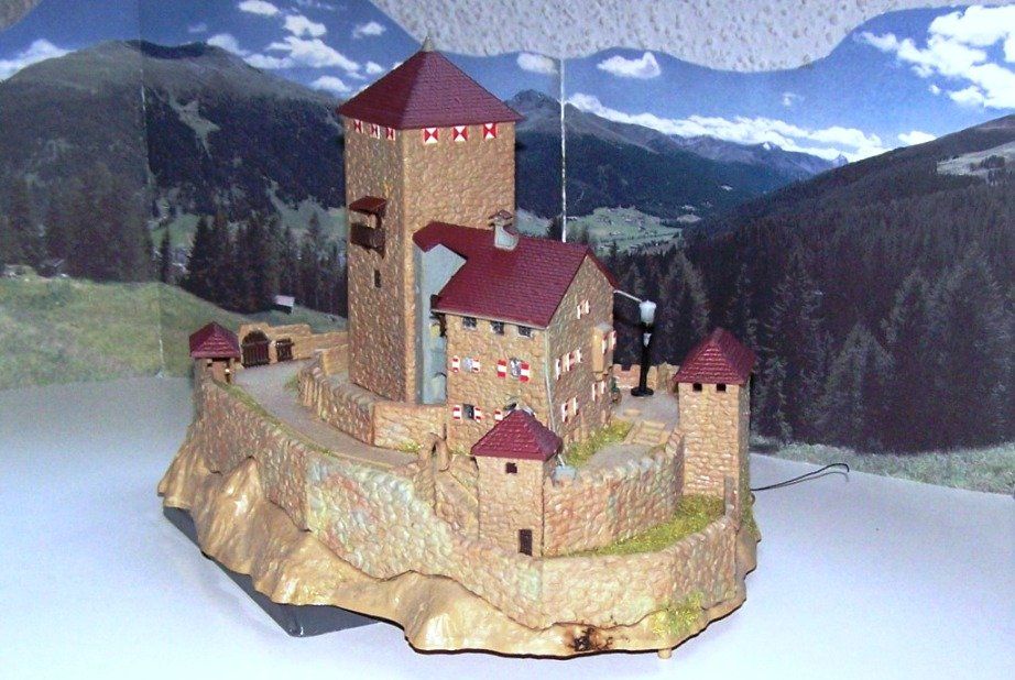 Kibri Burg Branzoll mit Licht + Figuren, Fertigbau für H0+N (Gebraucht ...