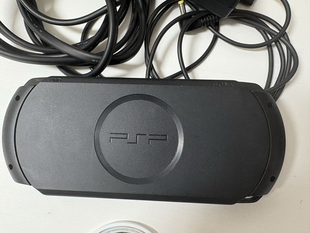 Psp e1004 black (sehr gut Zustand) + GTA vice city + charger (Gebraucht ...
