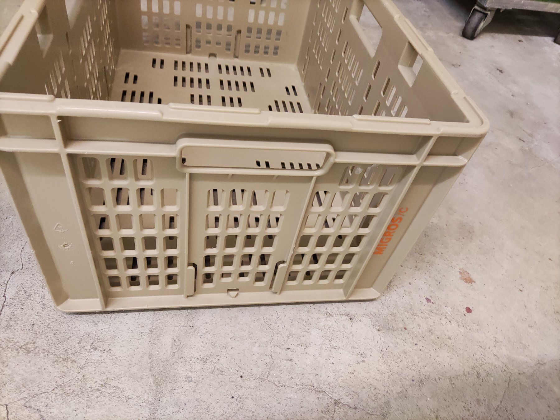 Grosse Zügel-Kisten aus Plastik diverse Farben und höhen Seh (Gebraucht ...