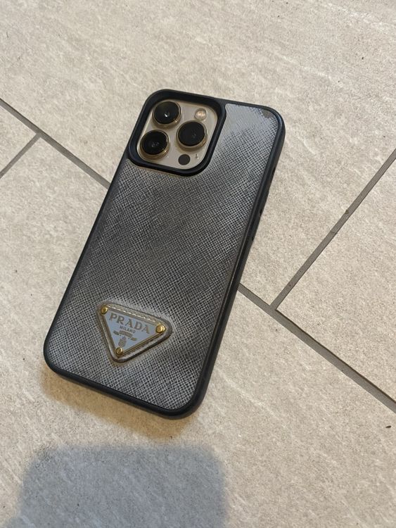 Prada iPhone 13 Pro Hülle (Gebraucht) in Reinach BL für CHF 100 – mit Lieferung auf Ricardo kaufen