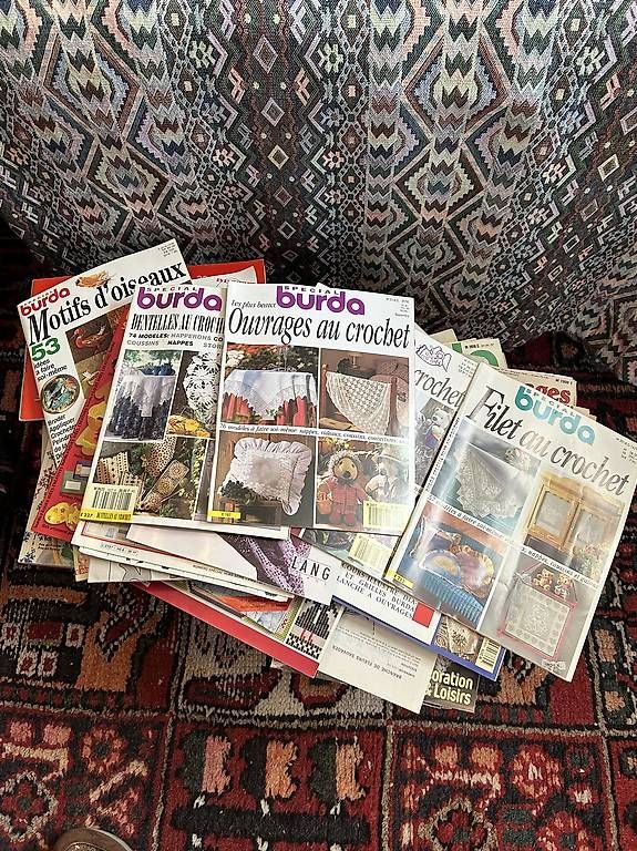 Journaux crochet et broderie à donner (D'occasion) à Plan-les-Ouates ...
