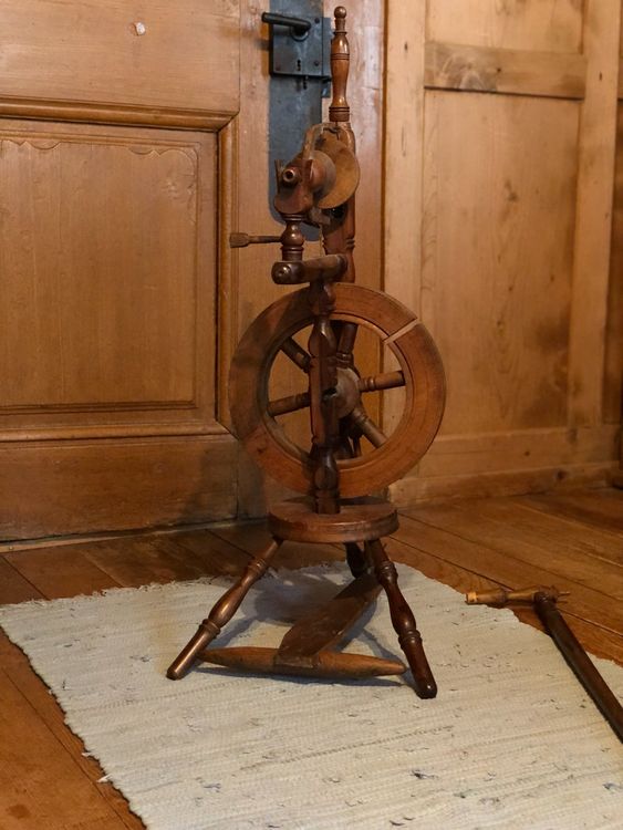 Spinnrad dunkles Holz, original antik in 5406 Rütihof (Gebraucht) in ...