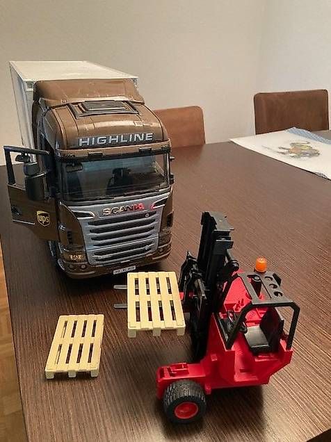 Bruder Scania Super 560R UPS Logistik-LWK & Mitnahmestapler (Gebraucht) in Uster für CHF 25 ...