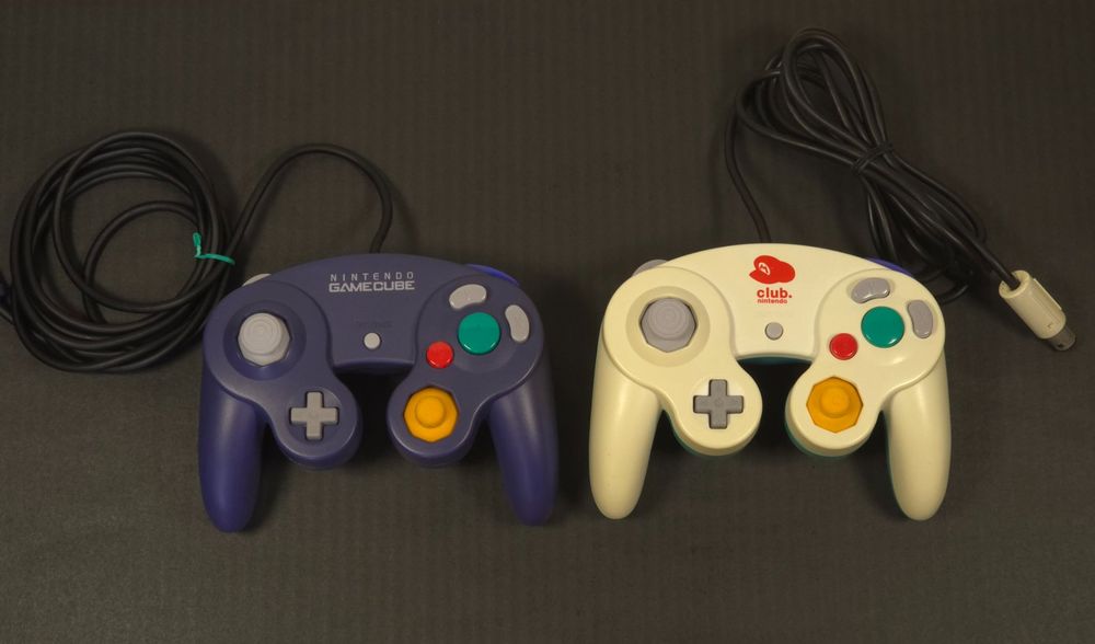 Club Nintendo Gamecube Controller + Lila Gamecube Controller (Gebraucht ...