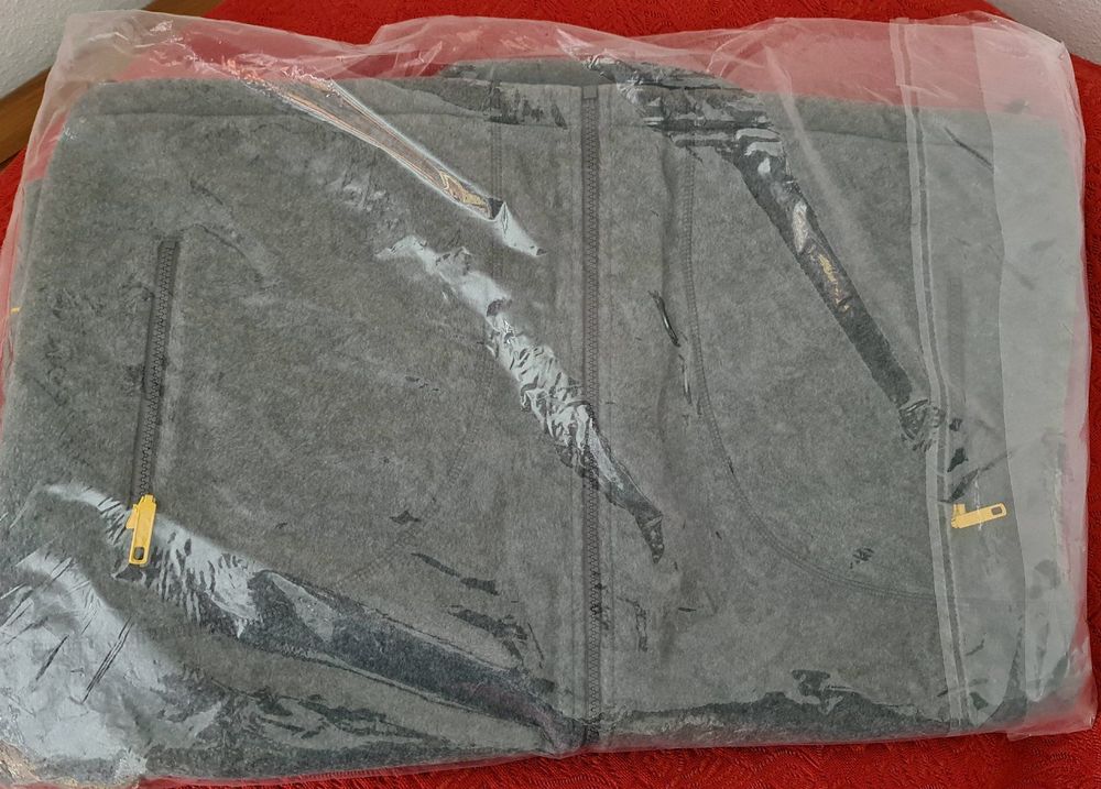 La Poste / Veste Polaire (Neu und originalverpackt) in Cortaillod für ...