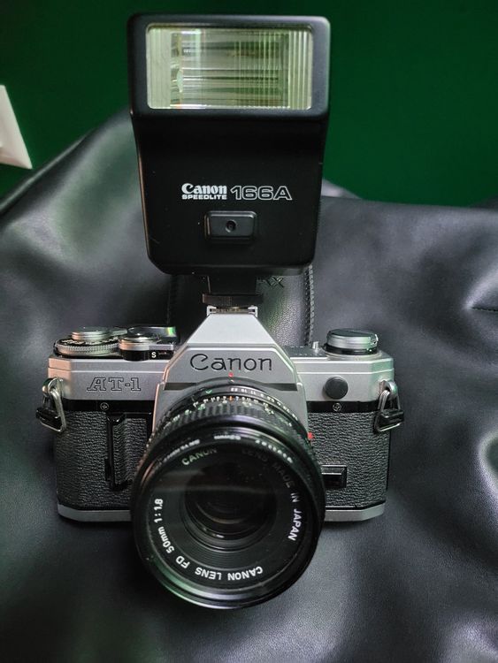 Canon AT-1 SLR 1977 mit FD 50mm 1:1.8 und Speedlite 166A | Kaufen auf Ricardo