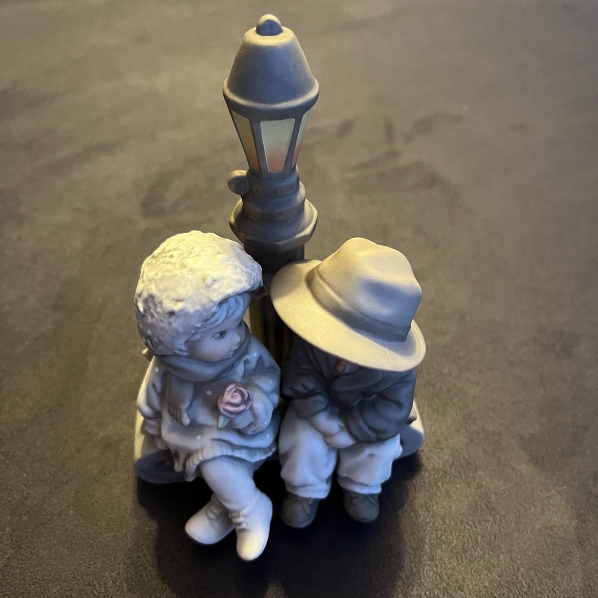 Kim Anderson: Liebespaar auf Bank Figur (Neu (gemäss Beschreibung)) in ...