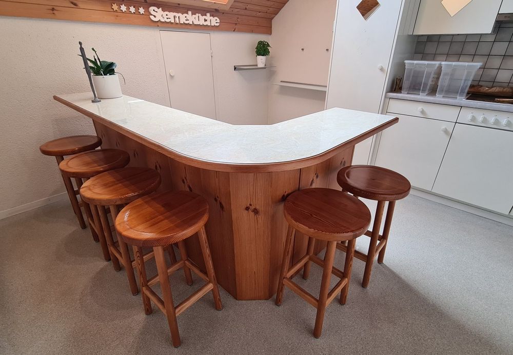 Bar aus Holz (215x115x92 cm) mit 6 Holzstühlen (40x63 cm) (Gebraucht ...