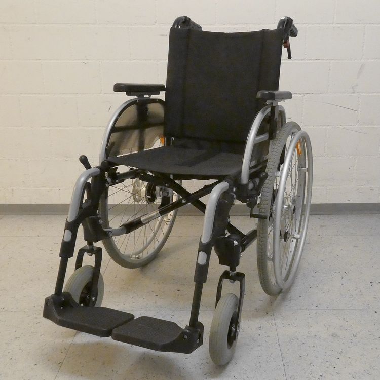 Rollstuhl Otto Bock SB 43 cm, Zusatzbremsen, nur CHF 209 (Gebraucht) in Lengnau für CHF 209 ...
