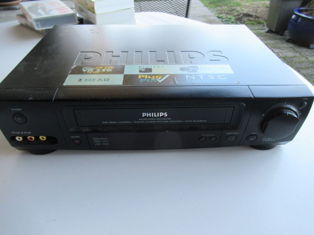 Videorecorder VHS Philips VR 250 mit 5 Videokassetten (Gebraucht) in Kriechenwil für CHF 35 ...