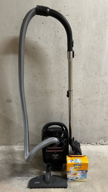 Miele Parkett & Co. 6000 Staubsauger inkl. Zubehör (Gebraucht) in Meilen für CHF 99 – mit ...