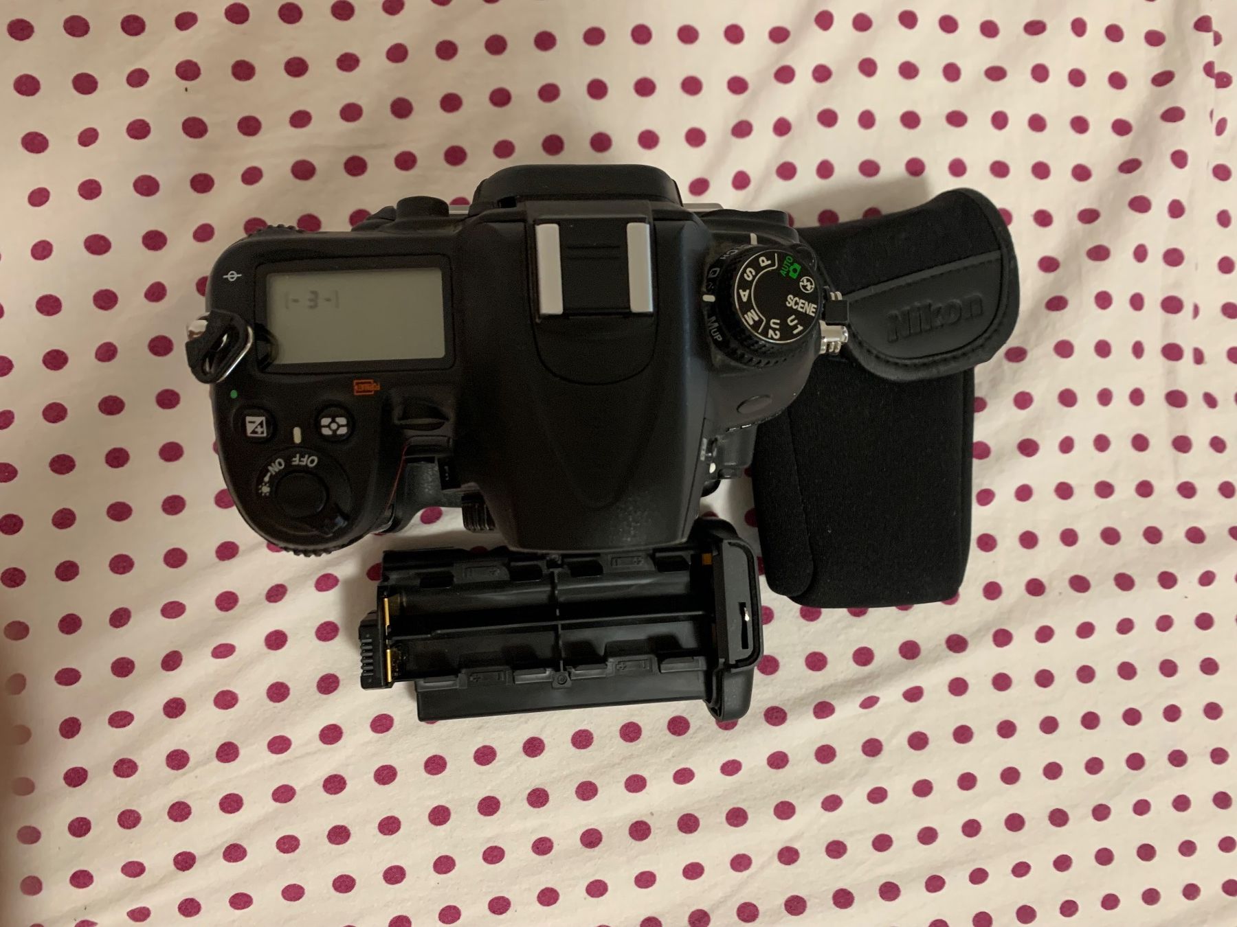 Nikon D7000 Body+ Nikon MB D11 GRIP + 6 Months Guarantee (Gebraucht) in ...