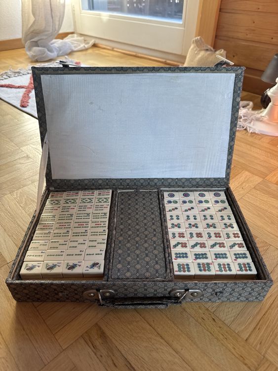 Mahjong ancien dans sa boîte d'origine - os et bambou (Gebraucht) in Pâquier-Montbarry für CHF ...