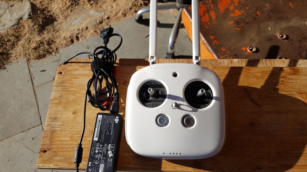 DIJ Phantom 3 und 4 Sender Controller mit Ladegerät | Kaufen auf Ricardo