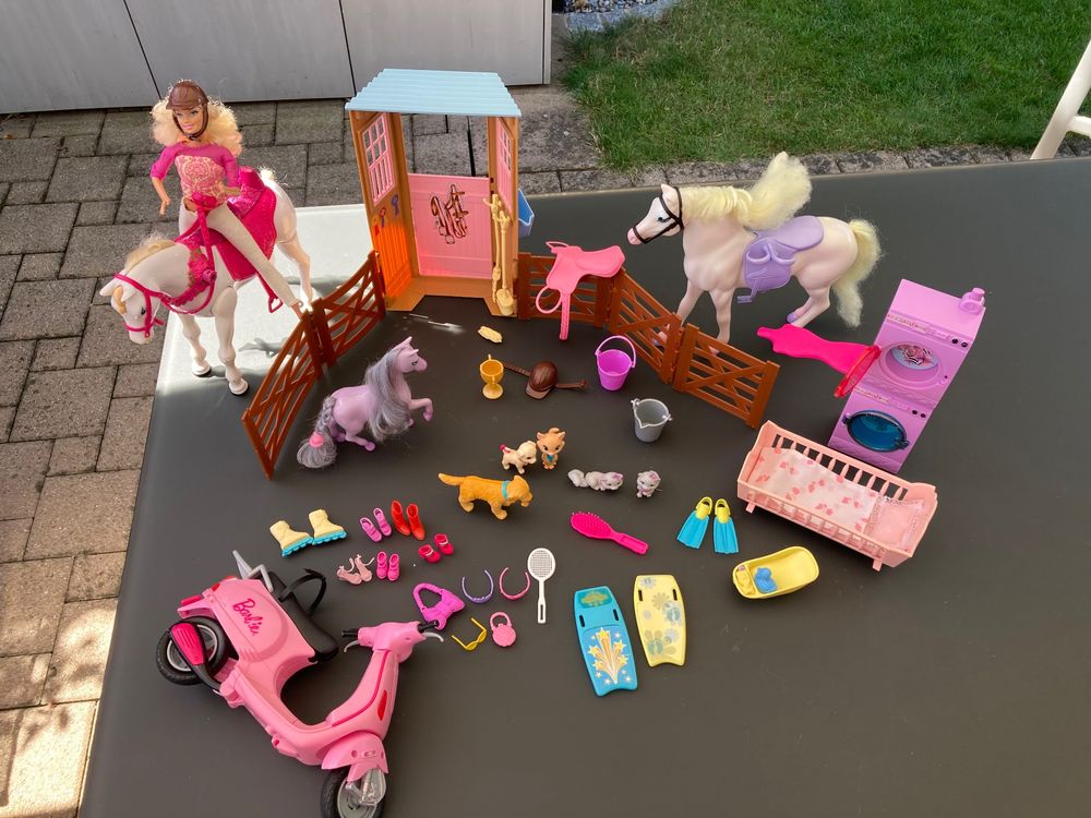 Grosses Barbie Konvolut mit Pferden und Stall, Roller usw. | Kaufen auf ...