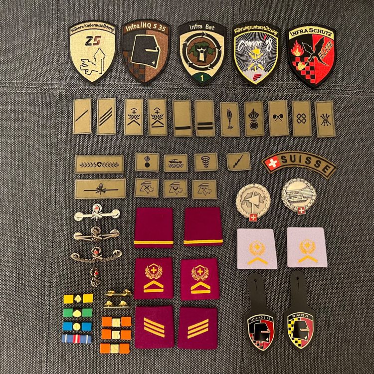 Diverse Abzeichen Schweizer Armee (Gebraucht) in Zürich für CHF 70 ...