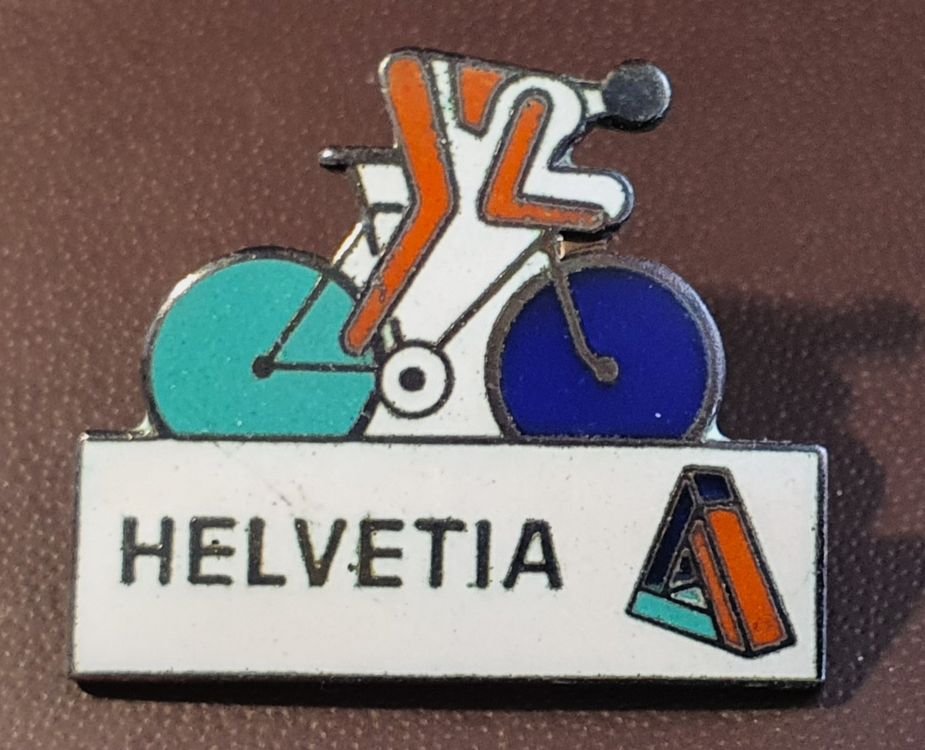 S028- Pin Helvetia Versicherung Bike Velo Rennfahrer (Gebraucht) in Reinach BL für CHF 2 – mit ...