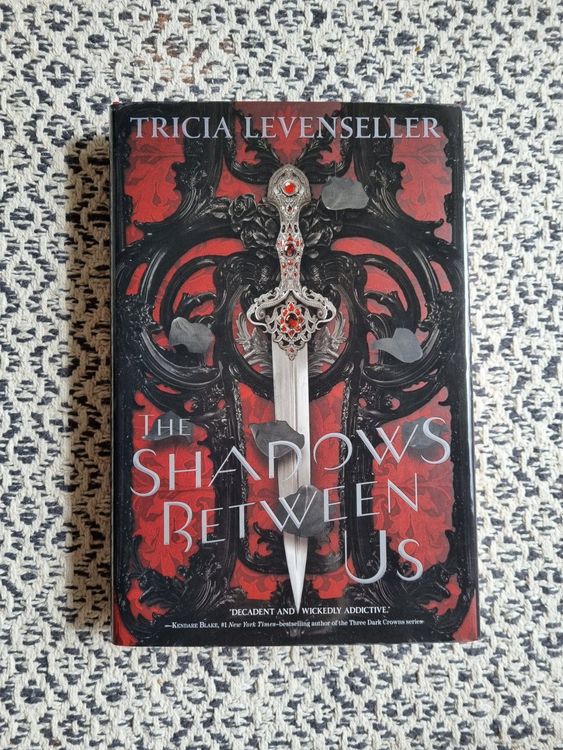 The Shadows Between Us - Tricia Levenseller (Gebraucht) in Zürich für ...