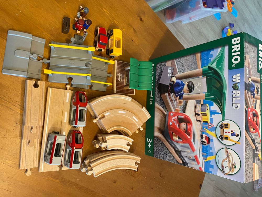 BRIO Strassen + Schienen Reisezug Set 33209 (Gebraucht) in ...