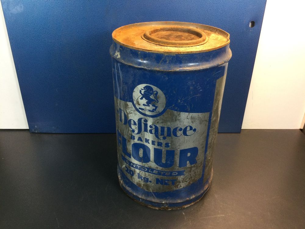 Grosser rostiger alter Defiance Bakers Flour Blechkübel (Gebraucht) in ...
