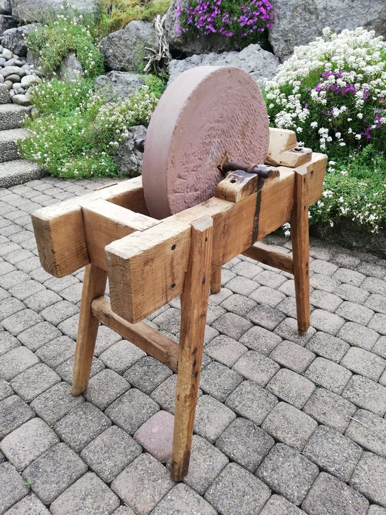 Meule à aiguiser antique / Schleifstein Antik (Gebraucht) in Tavannes ...