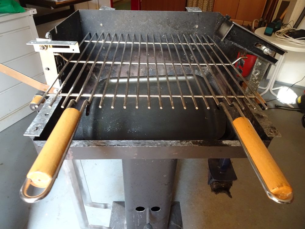 Holzkohle Eisen Grill massiv m. neuem Rost verchromt + Blech (Gebraucht ...