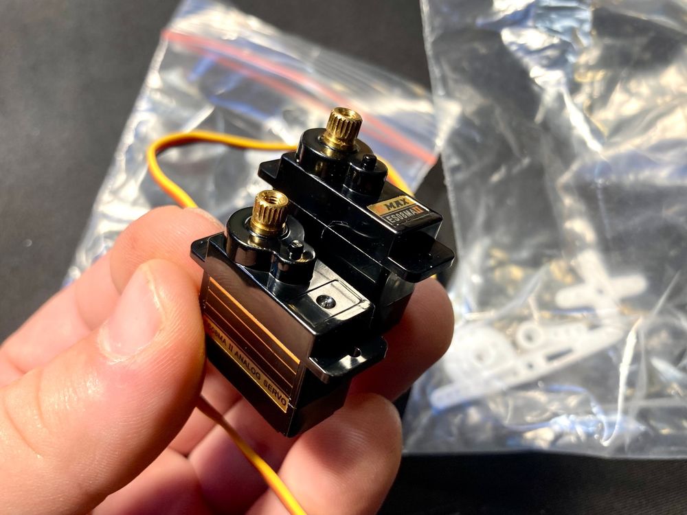 2x Servo analogique micro EMAX ES08MA II MG (12g, 2.0kg/cm) (Neu (gemäss Beschreibung)) in ...