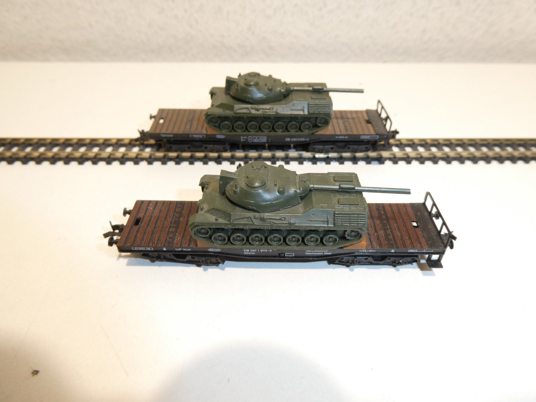 2 Arnold Güterwagen Niederbordwagen mit Panzer Spur N (Q23) (Gebraucht ...