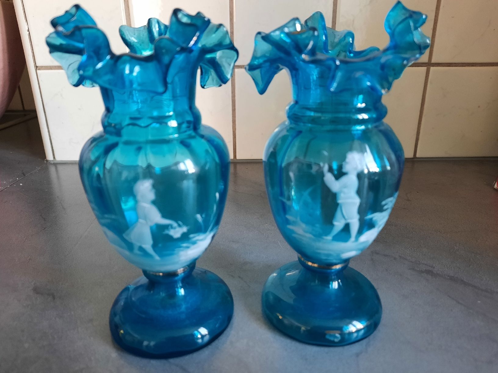 2 VASES, en verre bleu. DÉCOR : MARY GRÉGORY. (D'occasion) à Le Locle ...