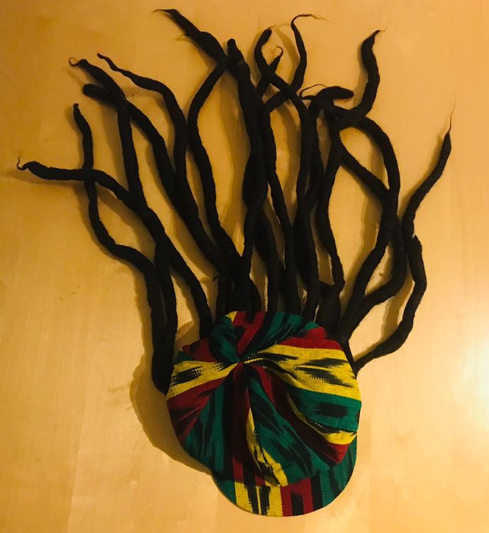 Bob Marley Outfit: Kappe mit Dreadlocks Armband, Brille (Gebraucht) in ...