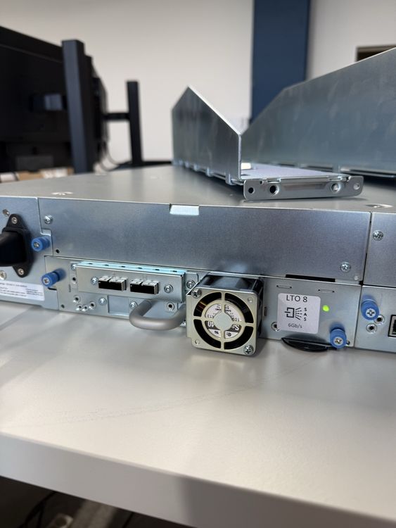 Neoseries T24s Tape Library mit IBM Ultrium LTO-8 Laufwerk (Defekt) in ...