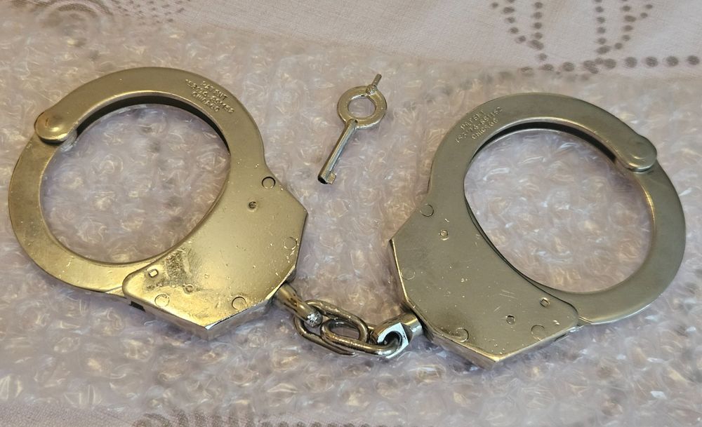 Handschellen aus Metall mit 1 Schlüssel (Gebraucht) in Bremgarten b ...