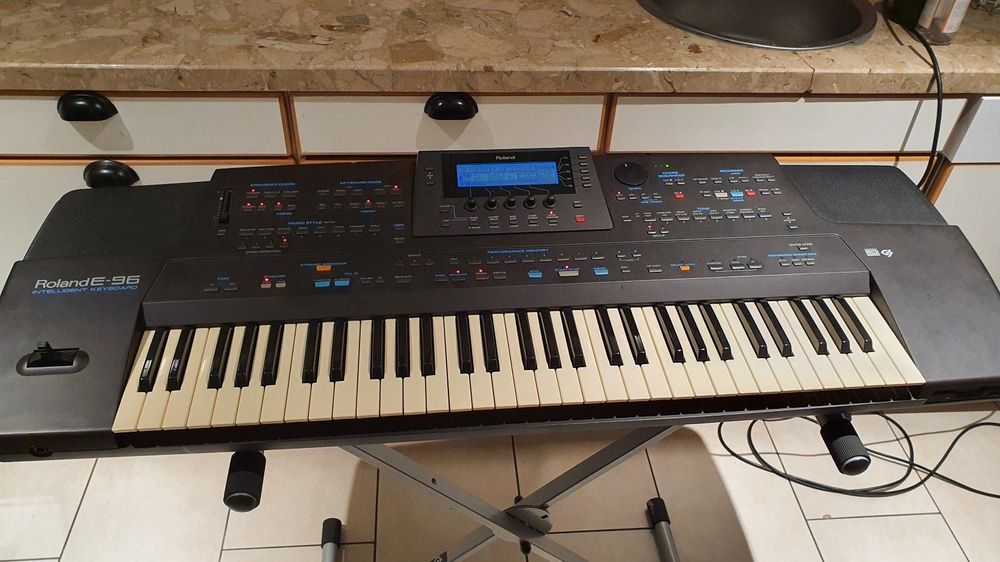 ROLAND E-96 KEYBOARD INKL. STÄNDER (Gebraucht) in Solothurn für CHF 110 ...