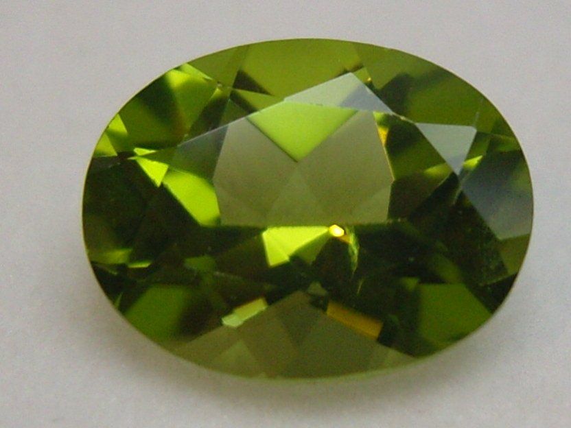 Péridots AAA ovale 8 x 6 mm / 1.37 ct pièce (Neuf (Voir description)) à ...
