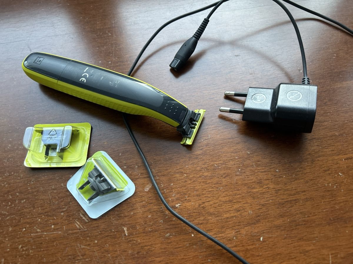 Philips OneBlade Rasierer + 2 Ersatzklingen - Top Zustand! (Gebraucht ...