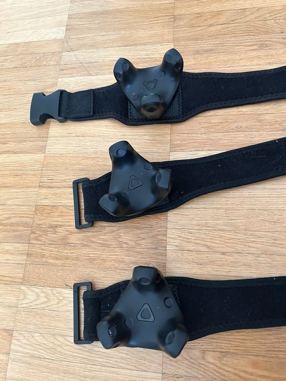 HTC VIVE TRACKER 3.0 mit GURT 3X. BASE STATION 2X. (Gebraucht) in ...