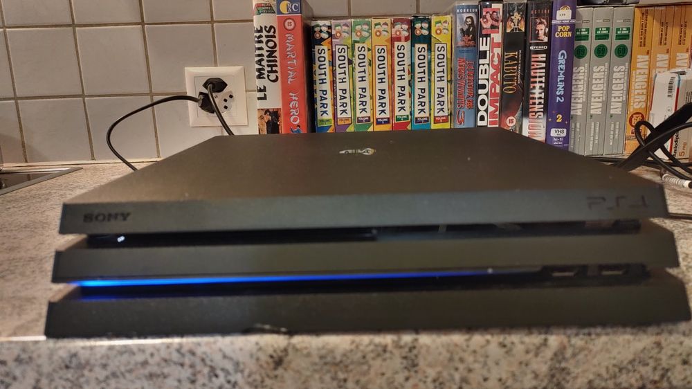 Sony Ps4 pro cassé défect pour des pièces | Kaufen auf Ricardo