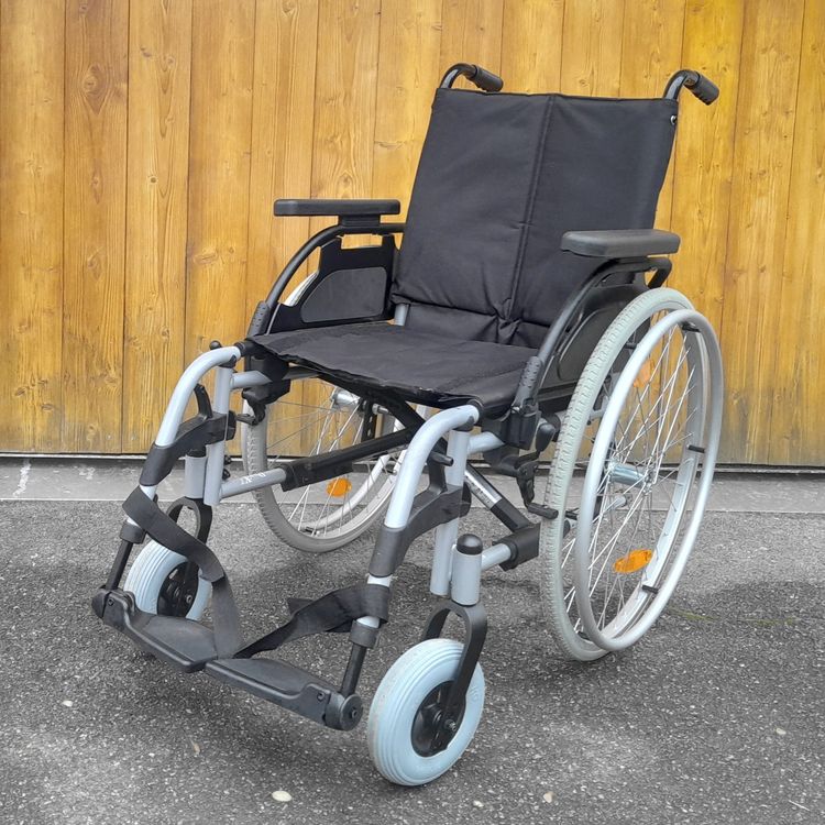 Rollstuhl Breezy, 44 cm Sitzbreite, nur CHF 149 | Kaufen auf Ricardo