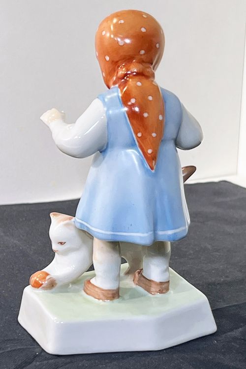 Zsolnay Porzellan Figur - Kleines Mädchen spielt mit Katze | Kaufen auf ...