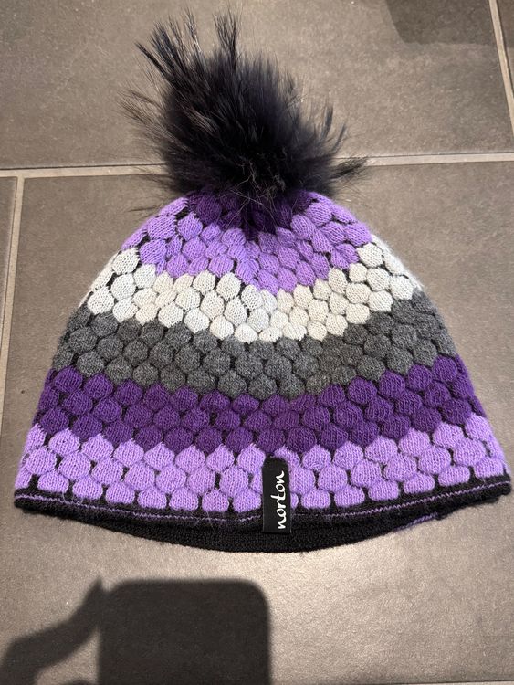 Warme Winterkappe Mütze von Norton violett mit Bommel (Gebraucht) in ...