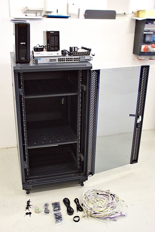 SERVER RACK CABINET, APC Back-UPS, QNAP TR-002, +Weiteres (Neu (gemäss ...