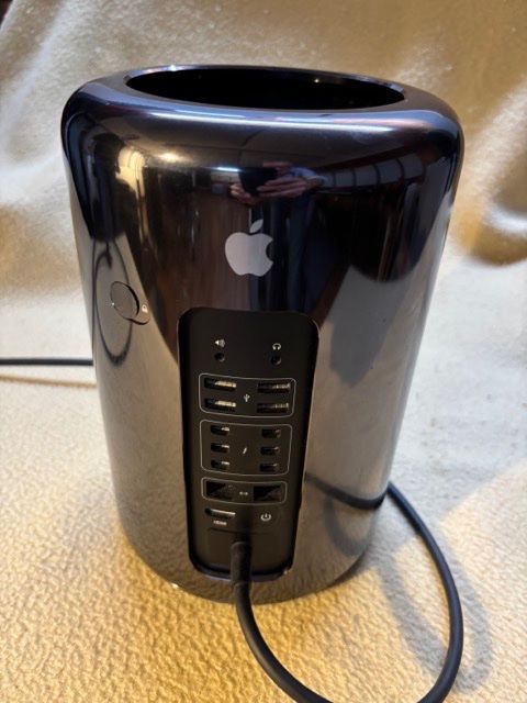 Mac Pro (2013) mit Monitor (Gebraucht) in Gersau für CHF 100 – nur ...