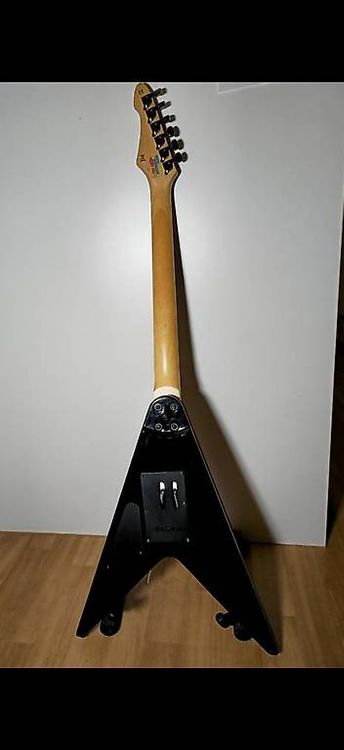 Aria Flying V Gitarre (Gebraucht) in Eschen für CHF 250 – nur Abholung ...