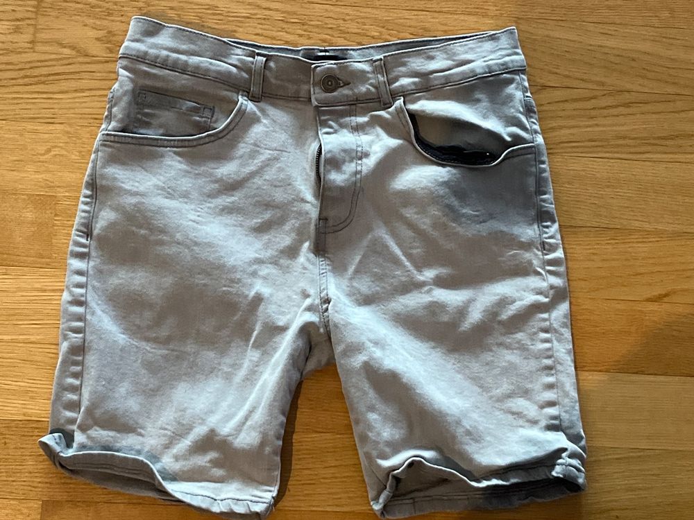 Graue Your Turn Shorts (Gebraucht) in Hinterkappelen für CHF 3.4 – mit ...